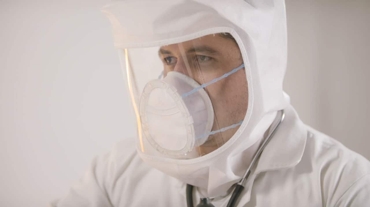 Ni cubrebocas ni careta... ¡Ahora llega la escafandra mexicana!