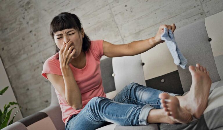 Razones por las que los pies apestan y algunas soluciones
