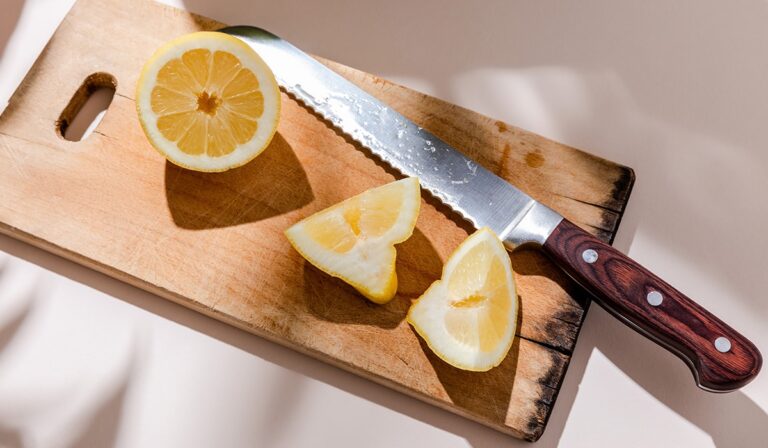 Cómo limpiar una tabla de cortar de madera rápida y fácilmente