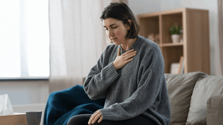 ¿Qué causa el dolor en el lado derecho del pecho?