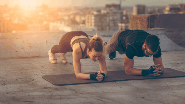 ¿Quieres un core más fuerte? Haz planchas, no abdominales